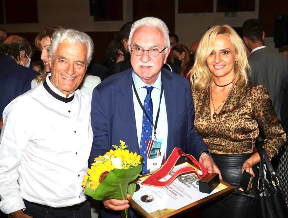 Ο γνωστός Ελληνας ιδιωτικός ερευνητής Γιώργος Τσούκαλης τιμήθηκε και ...