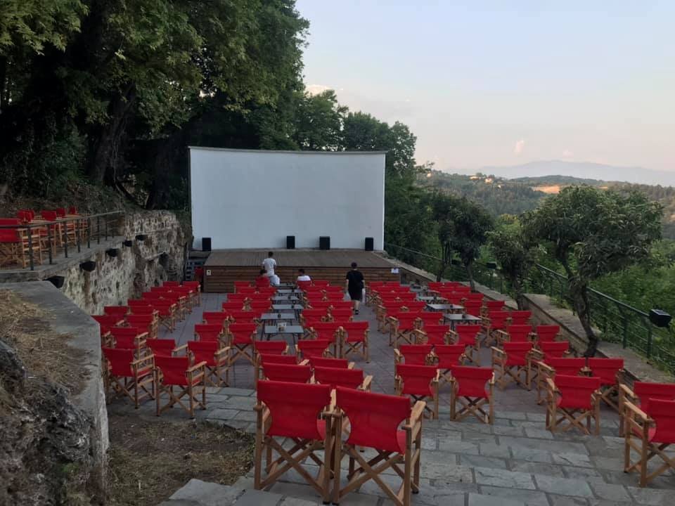 Συνεχίζεται η προβολή των ταινιών στον πανέμορφο και δροσερό θερινό ...